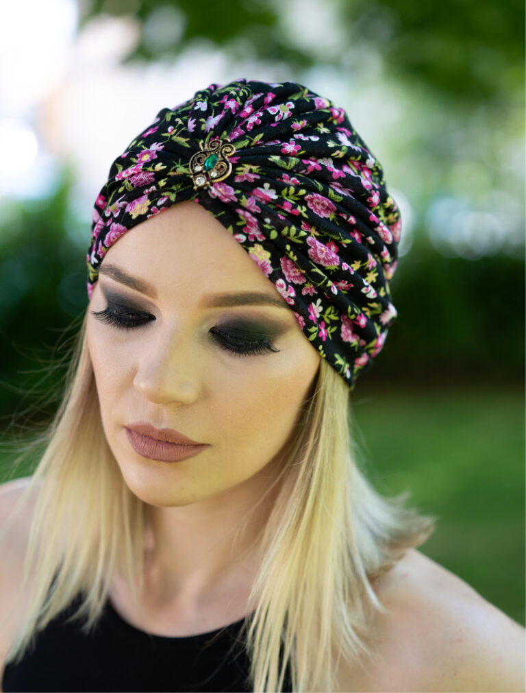 Turban negru cu flori roz subtire • Turbane Femei si Bebelusi 2025